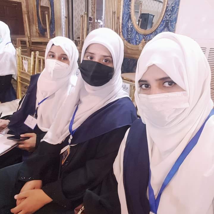 ارم خان Hijabi Queen On Twitter گھوڑوں کو چومتے ہیں کیونکہ اس پر حسینؓ سوار تھے لیکن ابوبکرؓ