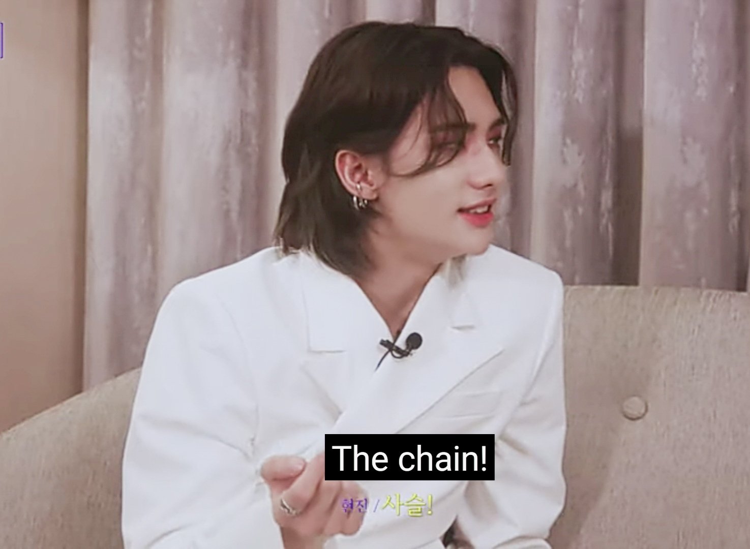 LovelyJinie ⚡HYUNJIN AOTM on Twitter: "The way Hyunjin stoped talking about the bed and the ...