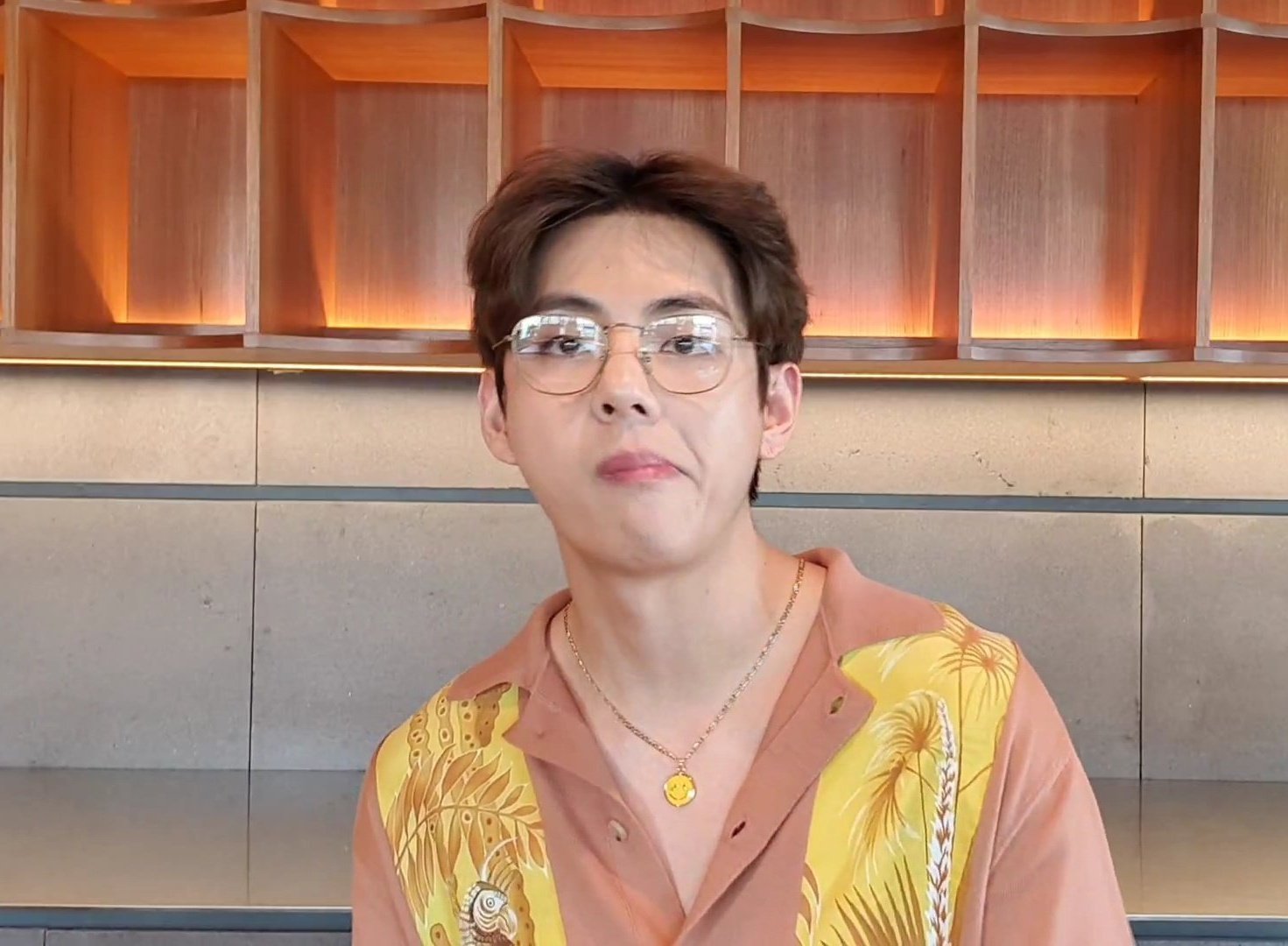 Soo Choi 💜 (REST) on Twitter: "Taehyung started Vlive with the title "Meokbang" (eating show ...