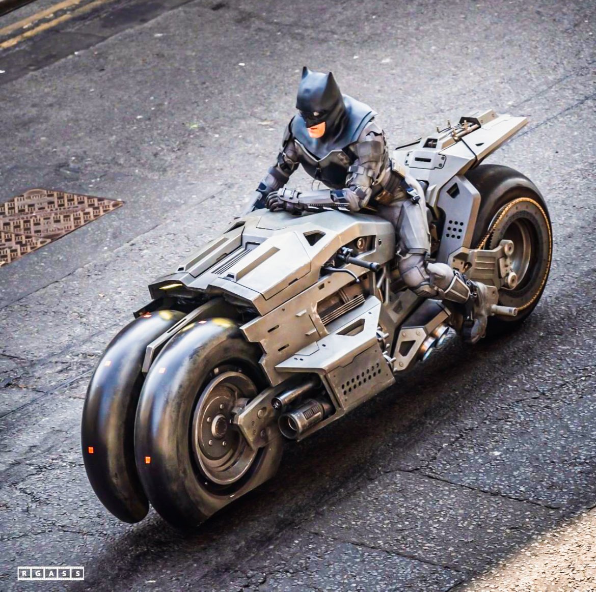 New look at Batfleck on the set of 'The Flash' : r/DCSpoilers