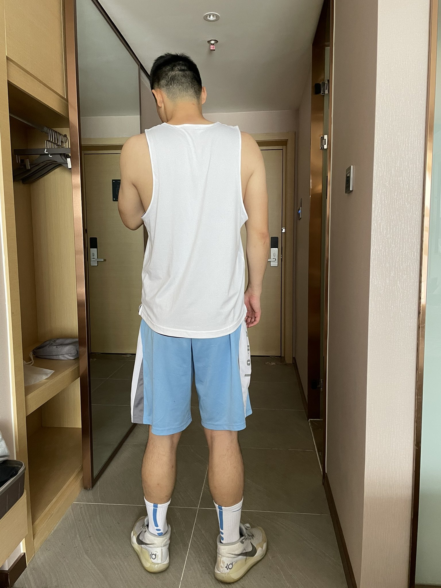 Jayinx On Twitter 187篮球壮狗说自己是双,但私底下更想做1m🐂。一进门就跪在我面前求我随意玩弄和取精。狗屌全程硬的不行。 Xupi92whou