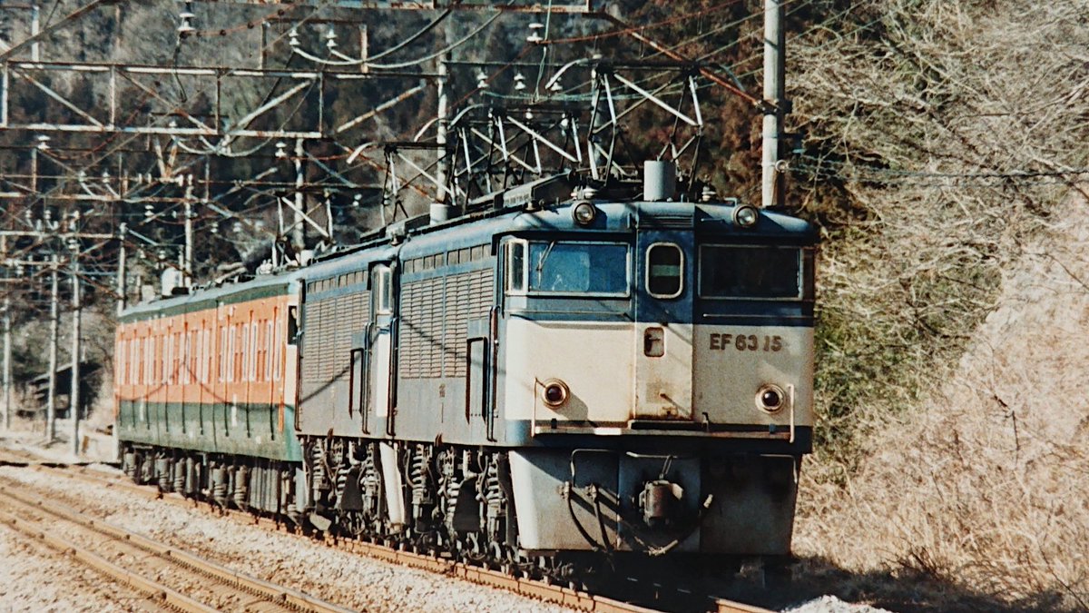 EF8195 on Twitter: "碓氷峠を下る非冷房115系。高崎行きでしょうか、この時代は皆湘南色で『あさま』も国鉄特急色。EF63にもアンテナがまだ付いていません。まだ平和な時代の ...
