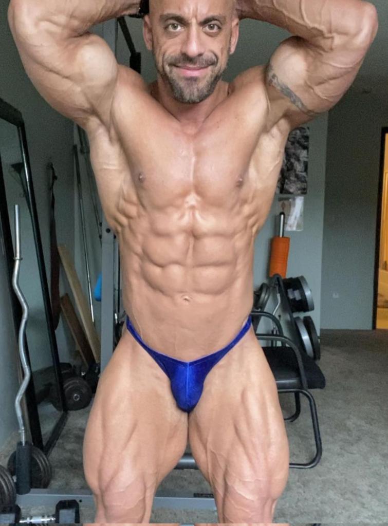 MuscleColtStar (MCS) 38K ️ Thanks on Twitter: "Rob Chicano bulging in those blue velvet poser 😍😍 ...