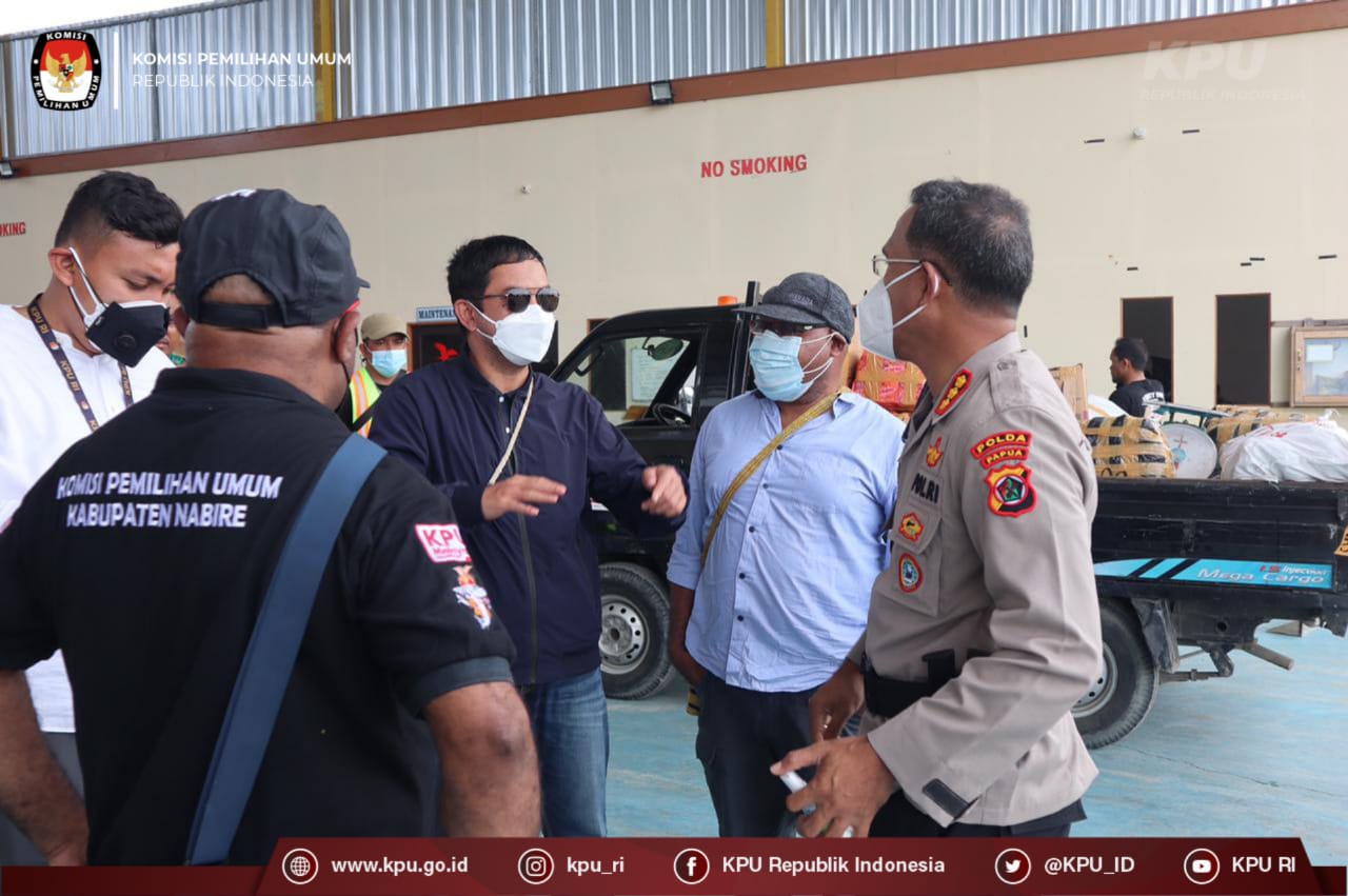 KPU RI on Twitter: "Anggota KPU RI Viryan bersama Anggota KPU Papua Theodorus Kossay dan Anggota ...