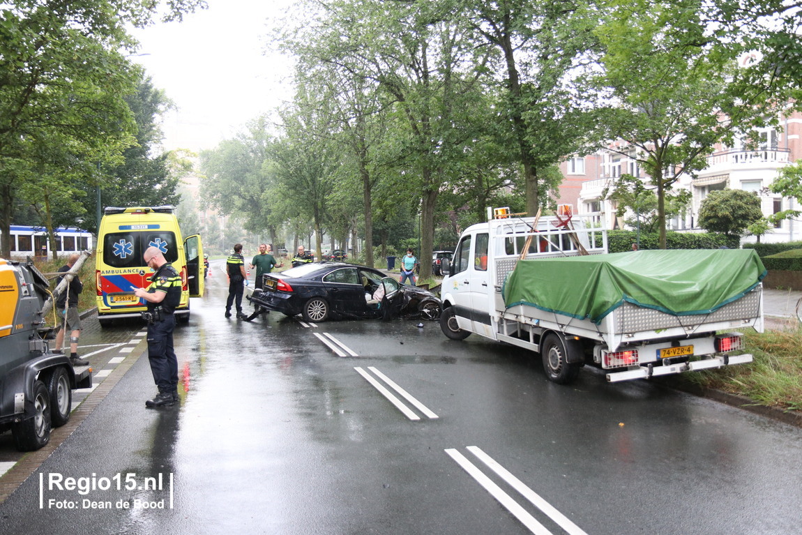 Regio15.nl on Twitter: "Eenzijdige aanrijding op de #NieuweParklaan in #DenHaag. De auto is ...