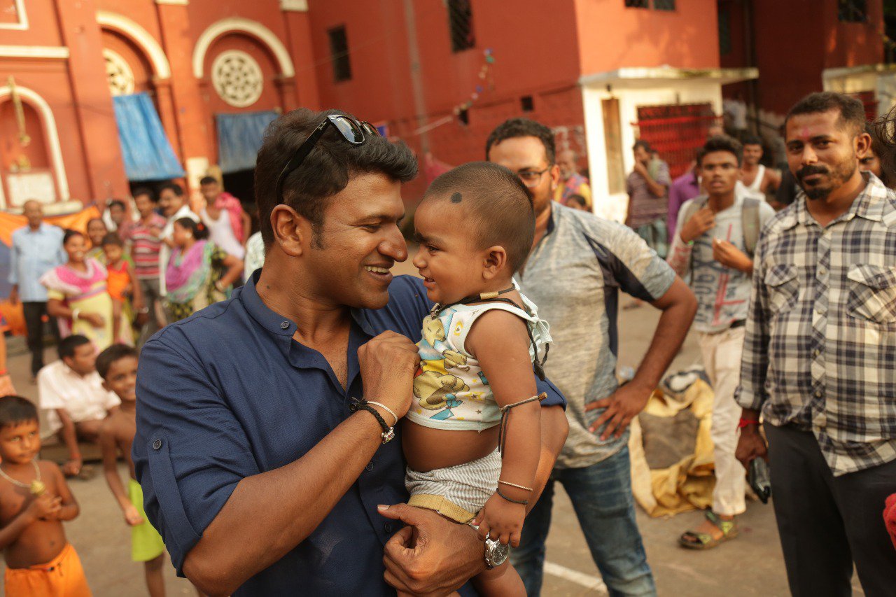 Puneeth Rajkumar With Daughters