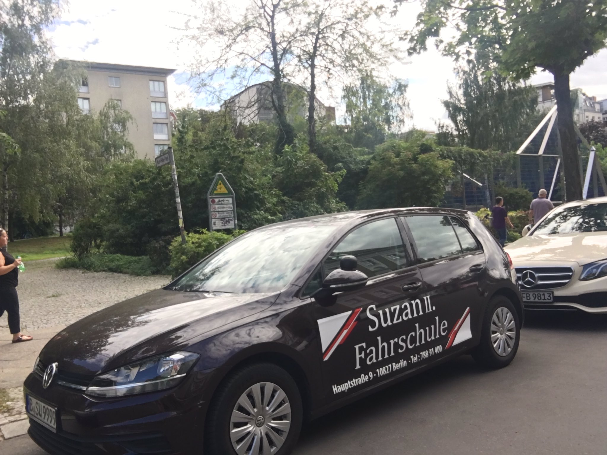 Markus Hesselmann on Twitter: "Fahrschule blockiert Parkzufahrt. #onlyinberlin…