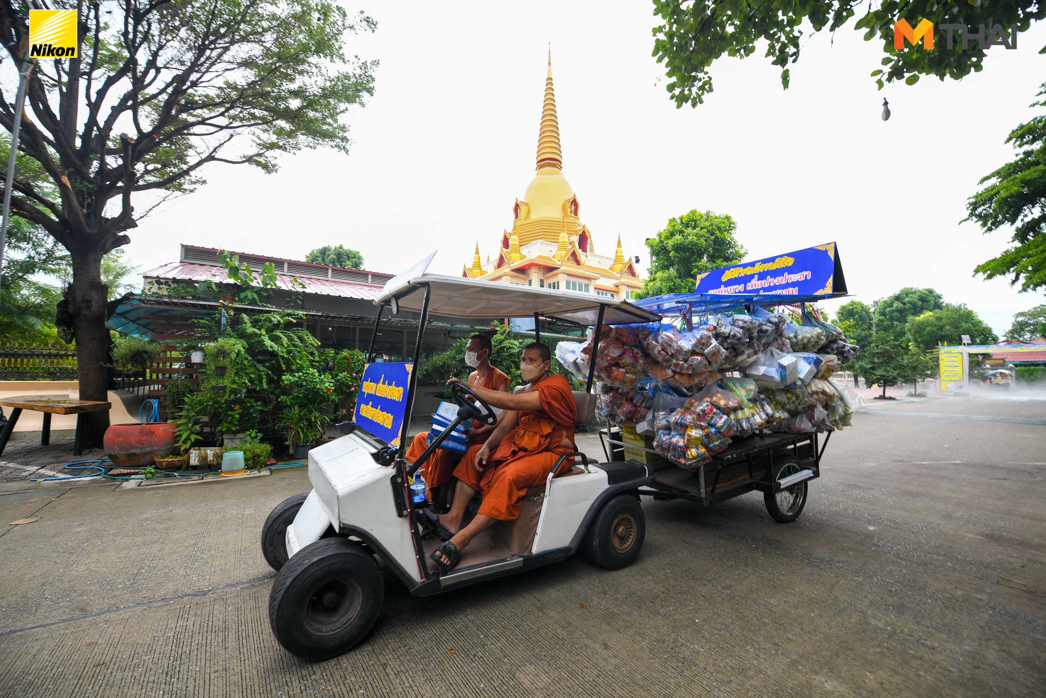 MThai on Twitter: "“ให้เอาความเป็นพระไว้ที่วัด แต่เวลาออกไปช่วยชาวบ้าน ให้เอาความเป็นมนุษย์ออกไป ...