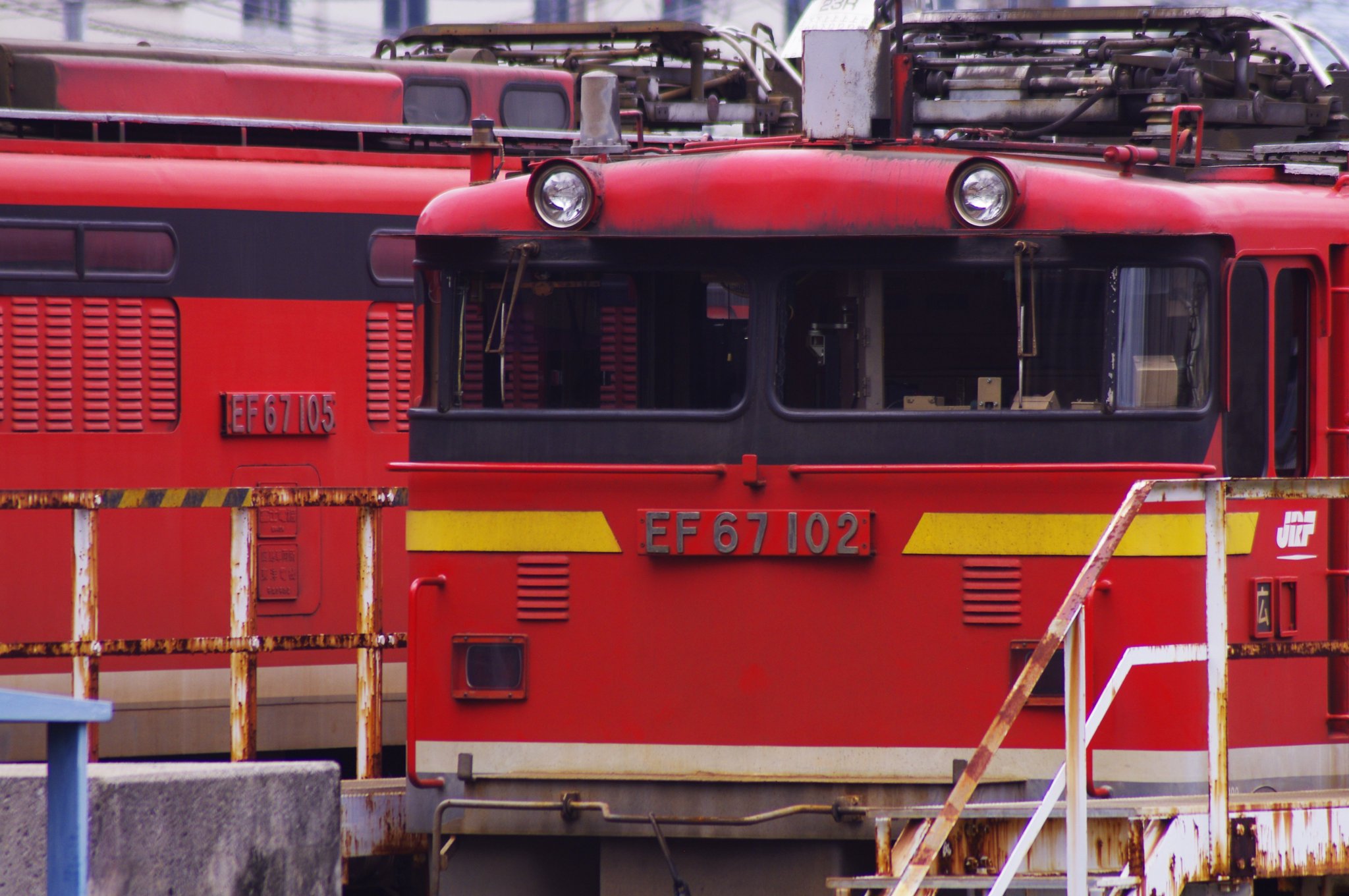 みすた亭💉💉 on Twitter: "事実上廃車の筈のEF67 102はいつまで庫にいるんだろう？ もう留置するスペースが無いのかしら ...
