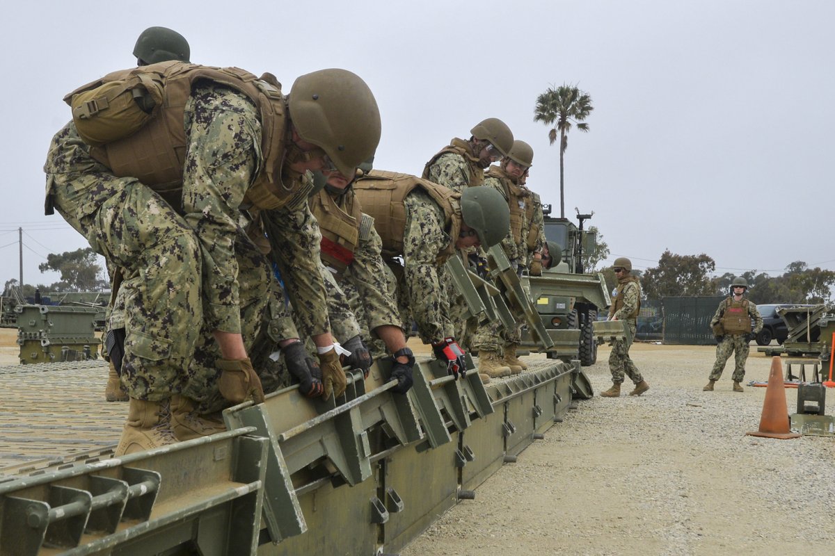 U S Navy On Twitter Navyreadiness With The Seabees 🚧 🚜 🐝 Naval