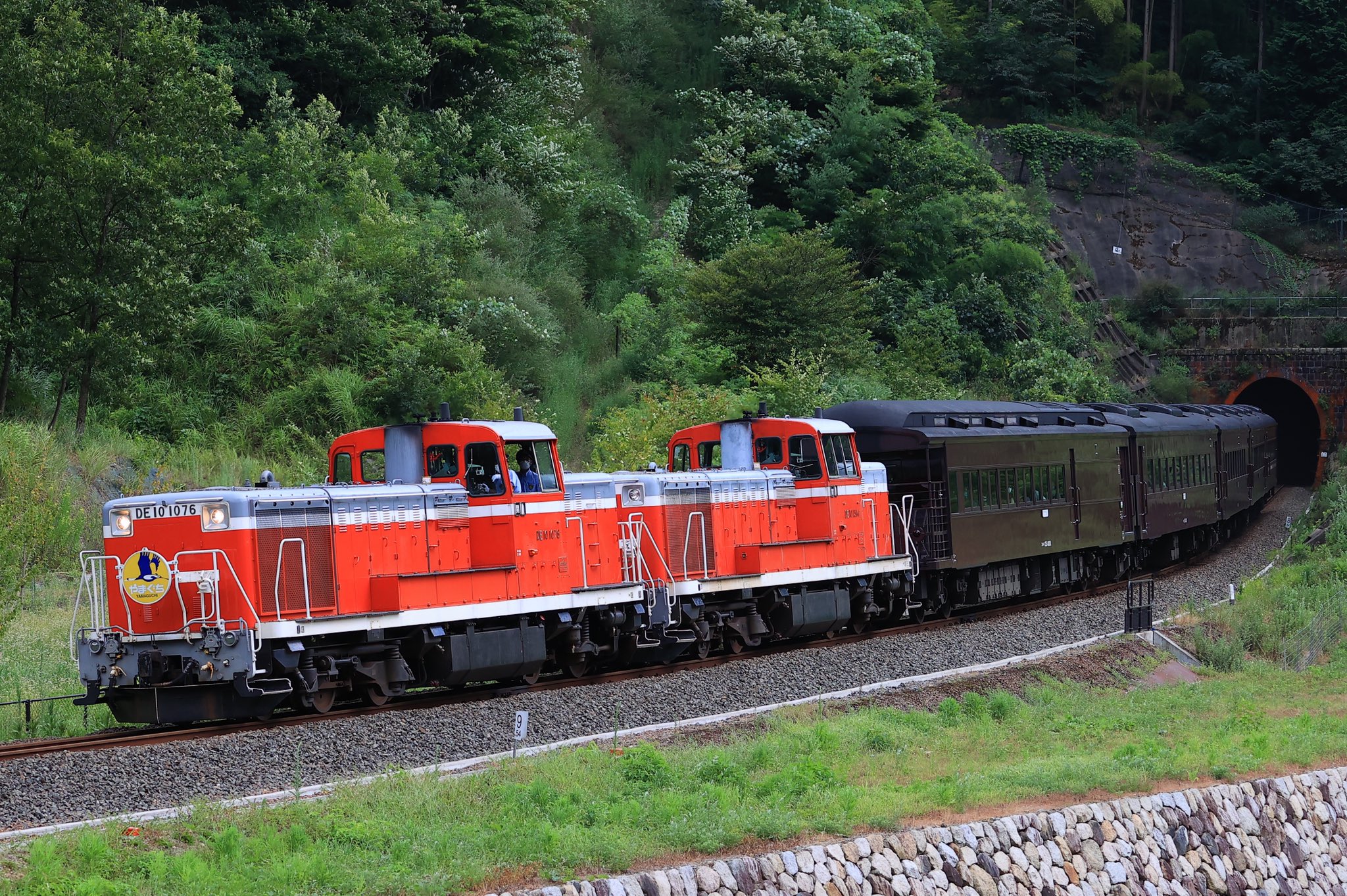 かなりあさん家のレールガンくん on Twitter: "8/7 8521レ(DLやまぐち号) DE10-1076+DE10-1514+35系 ①上山口〜宮野 ②船平山〜津和野 https ...