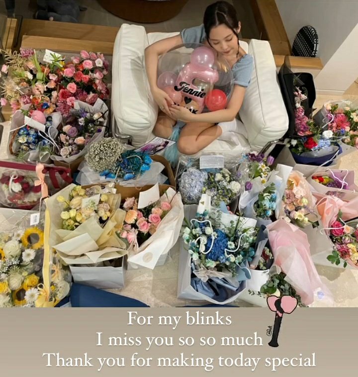Oh glad Jennie know to pose like this with all her gifts and flowers 🥺 ...