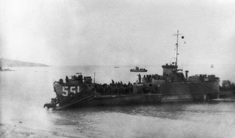 Jwh On Twitter 1945年、昭和20年8月18日 占守島の戦い ソ連軍が占守島に奇襲上陸。 占守島守備隊は来攻したソ連軍部隊に反撃を開始する。 1430、ソ連領からの砲撃 