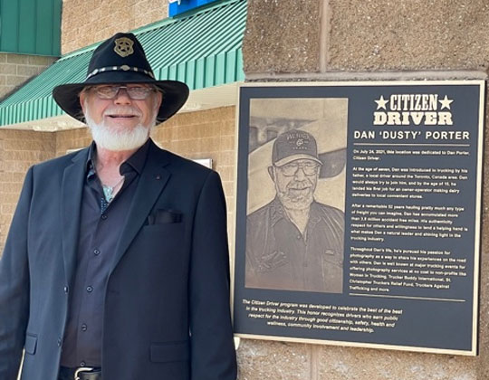 Land Line Magazine on Twitter: "Dusty Porter, a driver for @One_Werner and 2021 #CitizenDriver ...