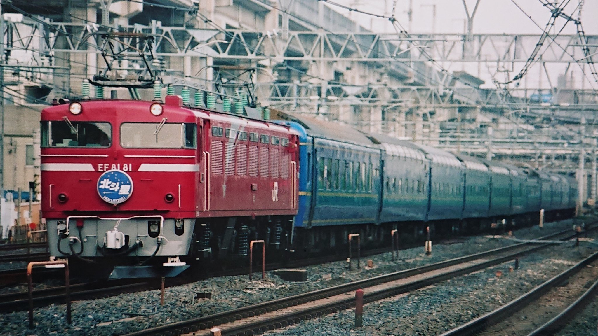 EF8195 on Twitter: "田端EF81黒Hゴム化(第1号は95か15？)に伴いEF8181も全検に合わせて黒Hに。イベント出場後か台検明けの定期仕業だったのでしょう、銀差しが完璧 ...