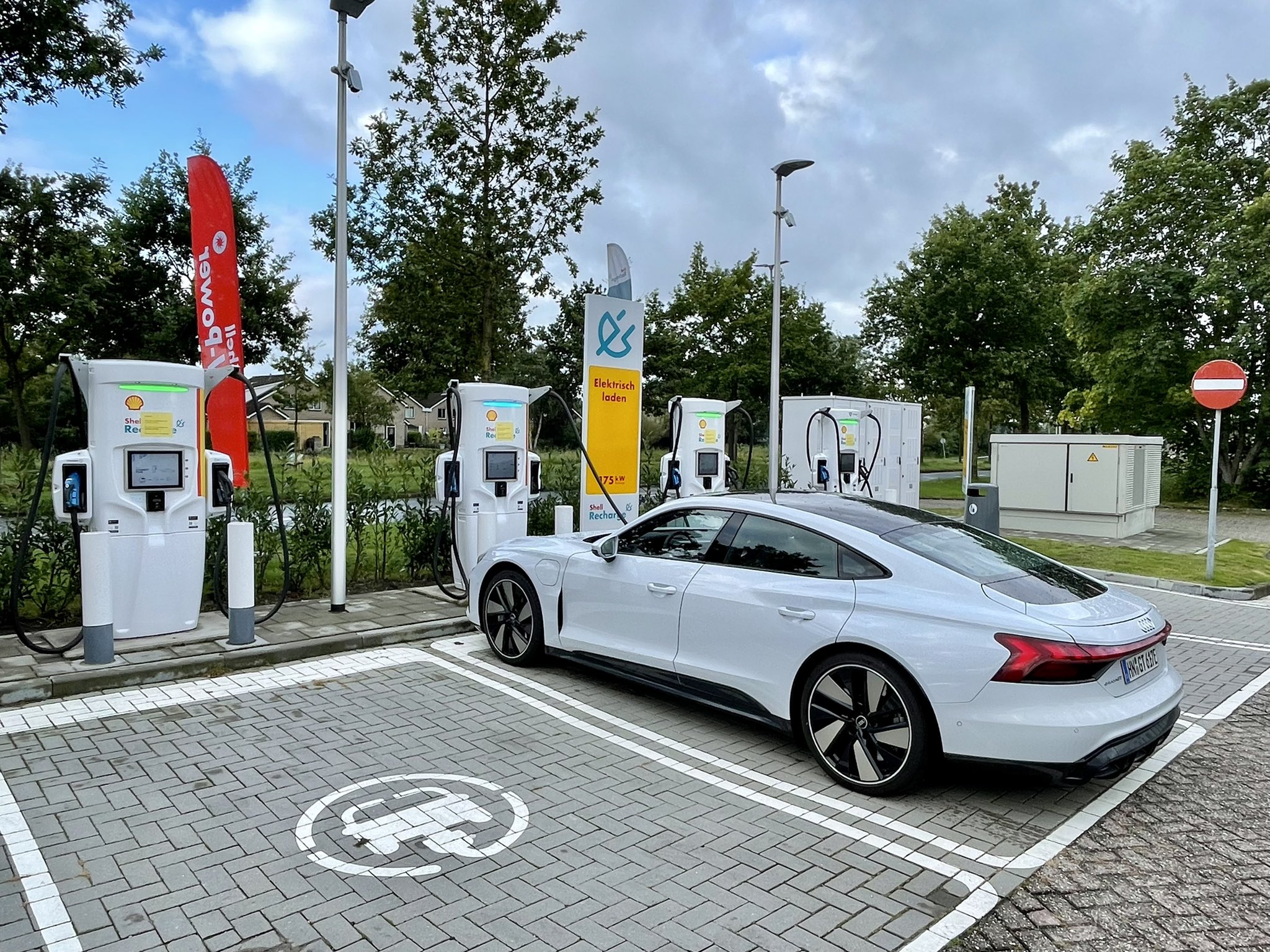 electrive.net on Twitter: "10 Minuten kurz laden, weil gestern „zu faul“ zum Anstöpseln. https ...