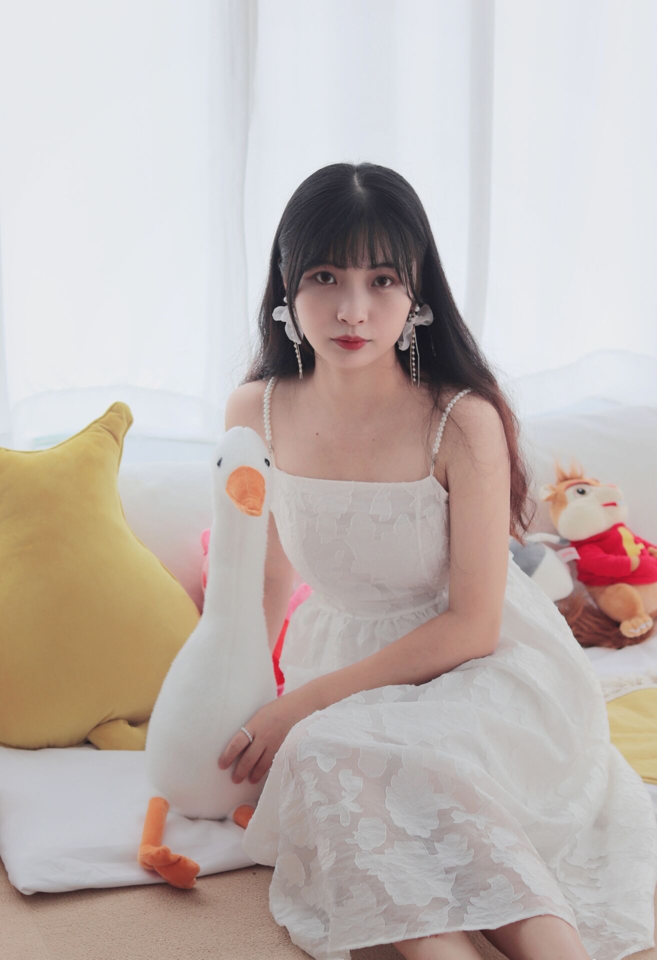 灵瞳 On Twitter 推友投稿大四刚毕业的文艺母狗平晶菁，在屌丝男生面前就是一副高雅文艺的气质模样，私底下早就主动做了富二代的精盆，每晚都参加各种派对被操到翻白眼，是一个喜欢蒙着眼睛