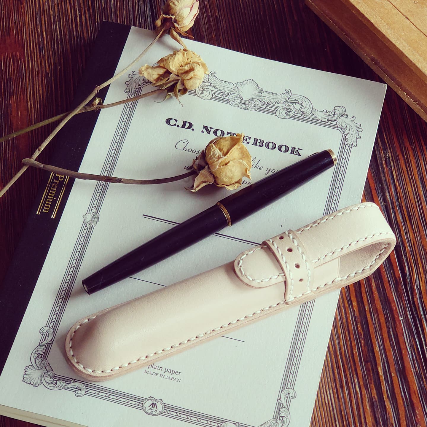 oxio-craft（革工房オキシオクラフト） on Twitter: "革の手縫いドームペンケース【生成り】 生成りヌメ革は「アメ色」に経年変化していきます。 あなたにとって「大切な一本」を ...