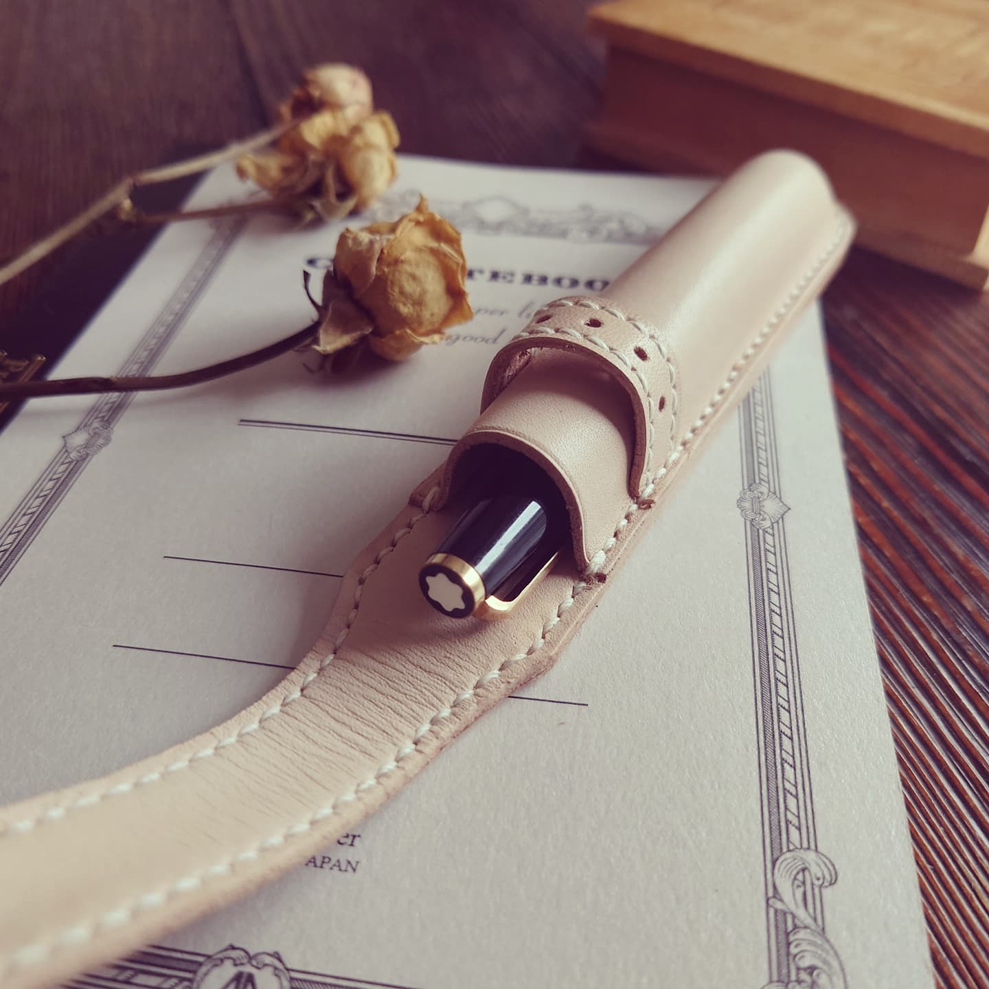 oxio-craft（革工房オキシオクラフト） on Twitter: "革の手縫いドームペンケース【生成り】 生成りヌメ革は「アメ色」に経年変化していきます。 あなたにとって「大切な一本」を ...