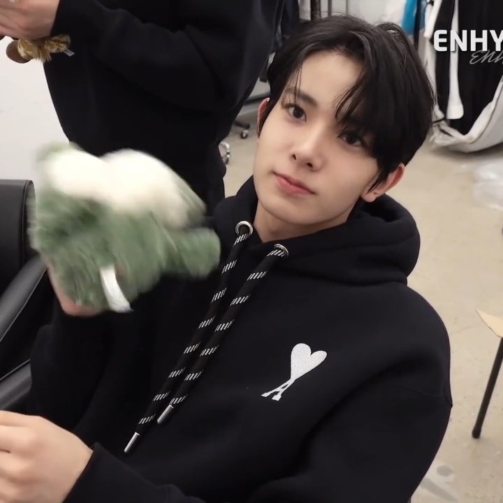 tiny heeseung on Twitter: "heeseung got frog 🐸🖤…