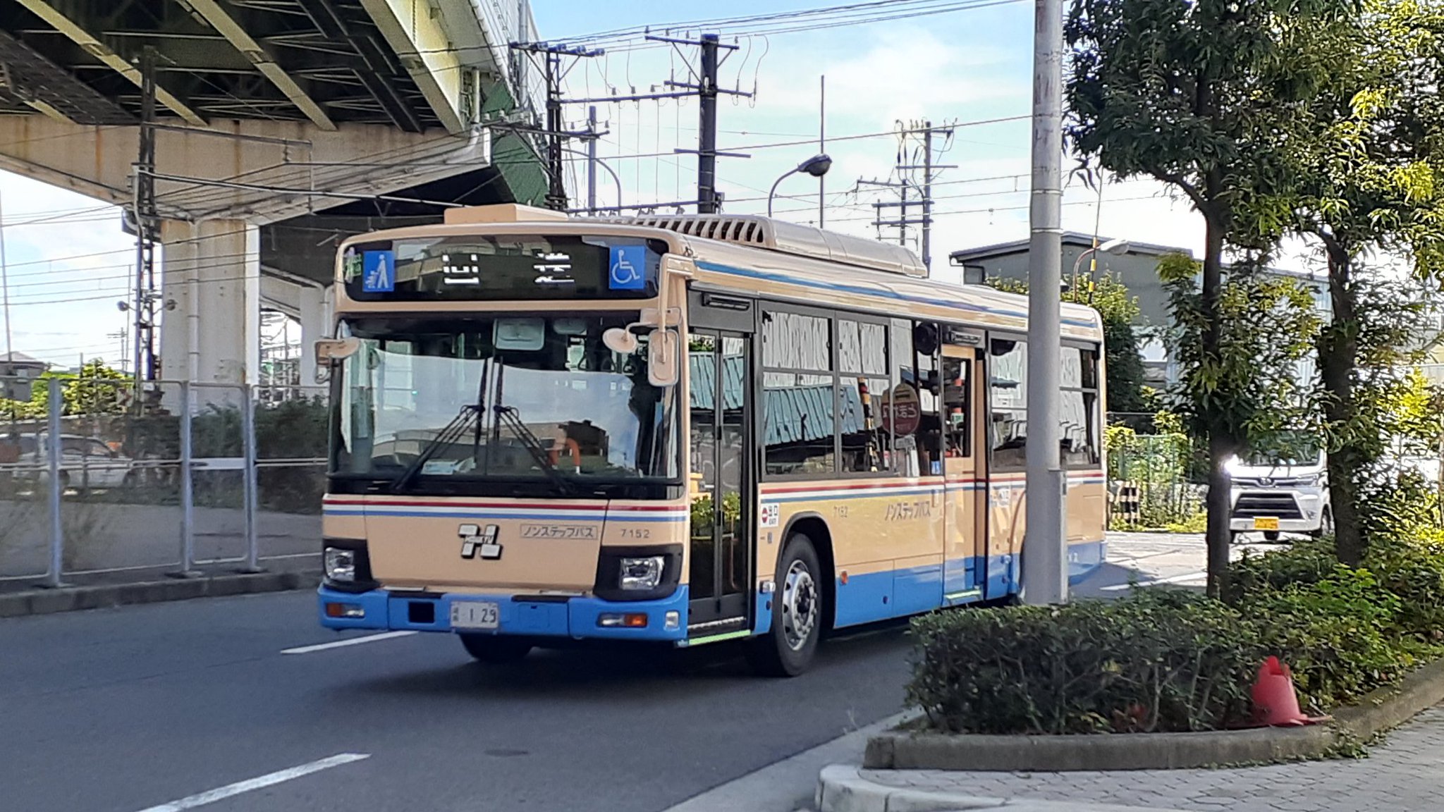 特急 `・ω・ ゞ4両2扉 こみトレ40 4号館g11b On Twitter 汐見橋線の沿線で前から阪急バス来て、珍しいな思たら仮ナンで