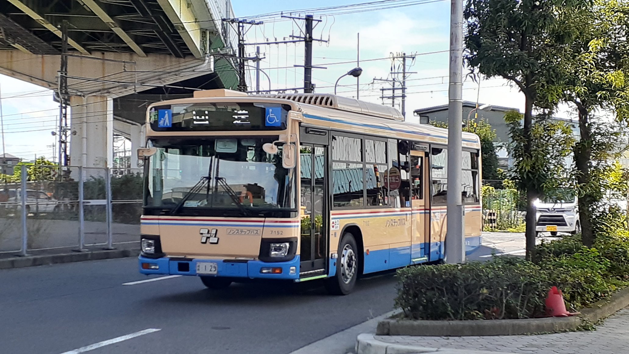 特急 `・ω・ ゞ4両2扉 こみトレ40 4号館g11b On Twitter 汐見橋線の沿線で前から阪急バス来て、珍しいな思たら仮ナンで