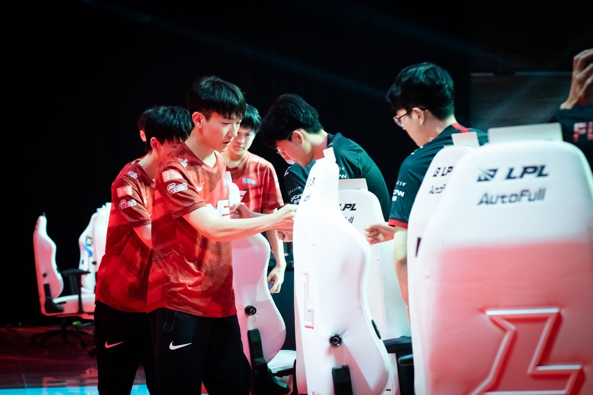 [LPL 노트] WE, 풀 세트 접전 끝에 EDG 꺾고 4강 진출(종합) https://t.co/jK3zGz2qbY #LoL #LPL .@lplenglish #WEWIN # ...