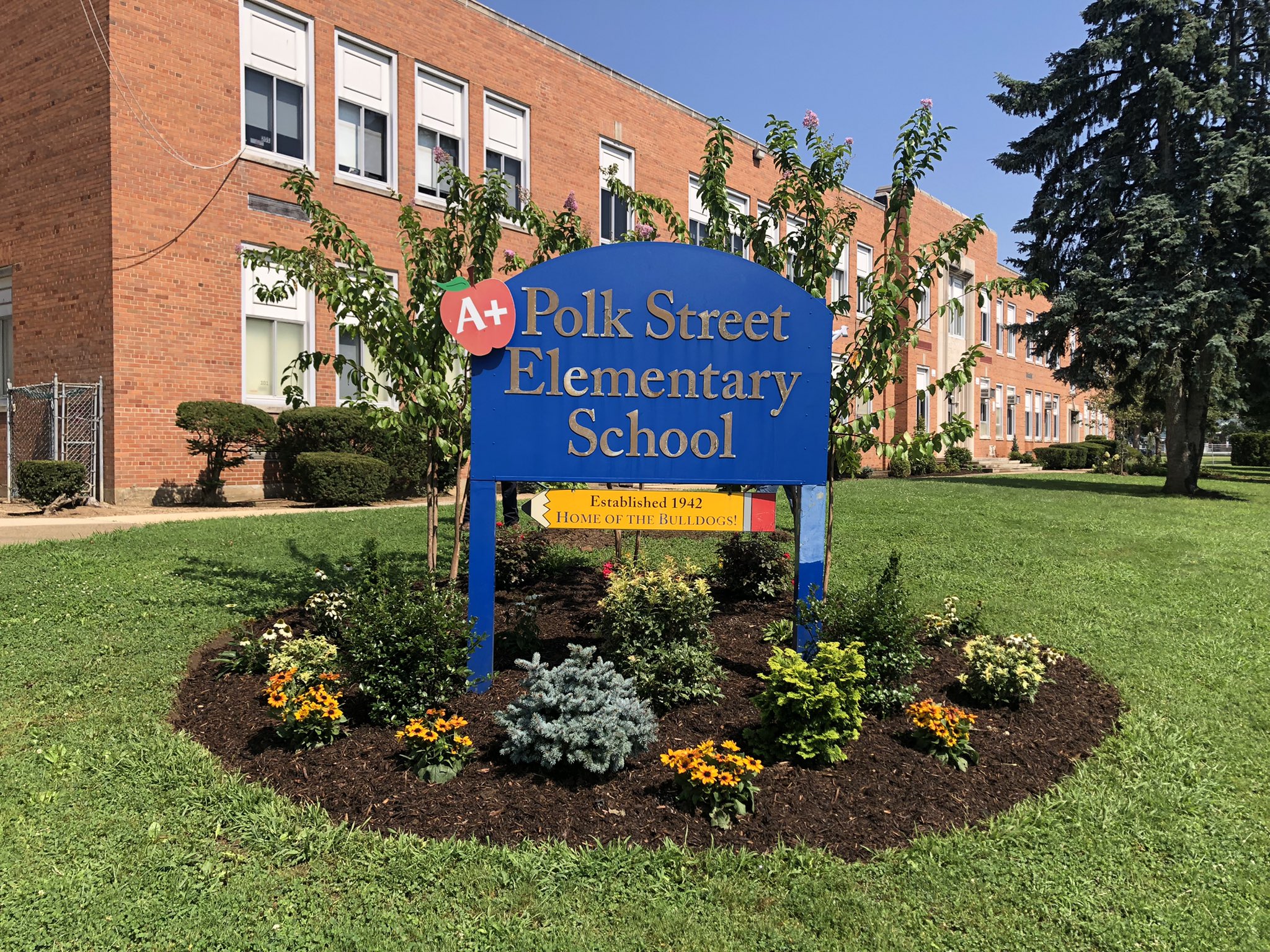 Landscaping Around Signs Im OBSESSED With How This Easy And Affordable