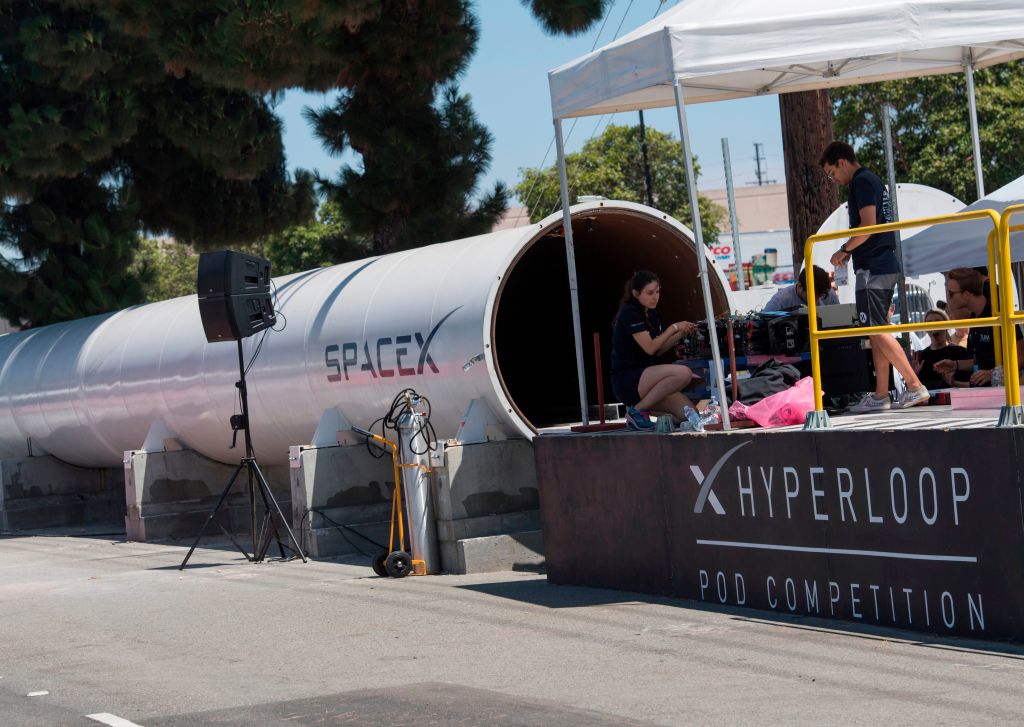 Elon Musk hosted a Hyperloop pod race and competition / Twitter