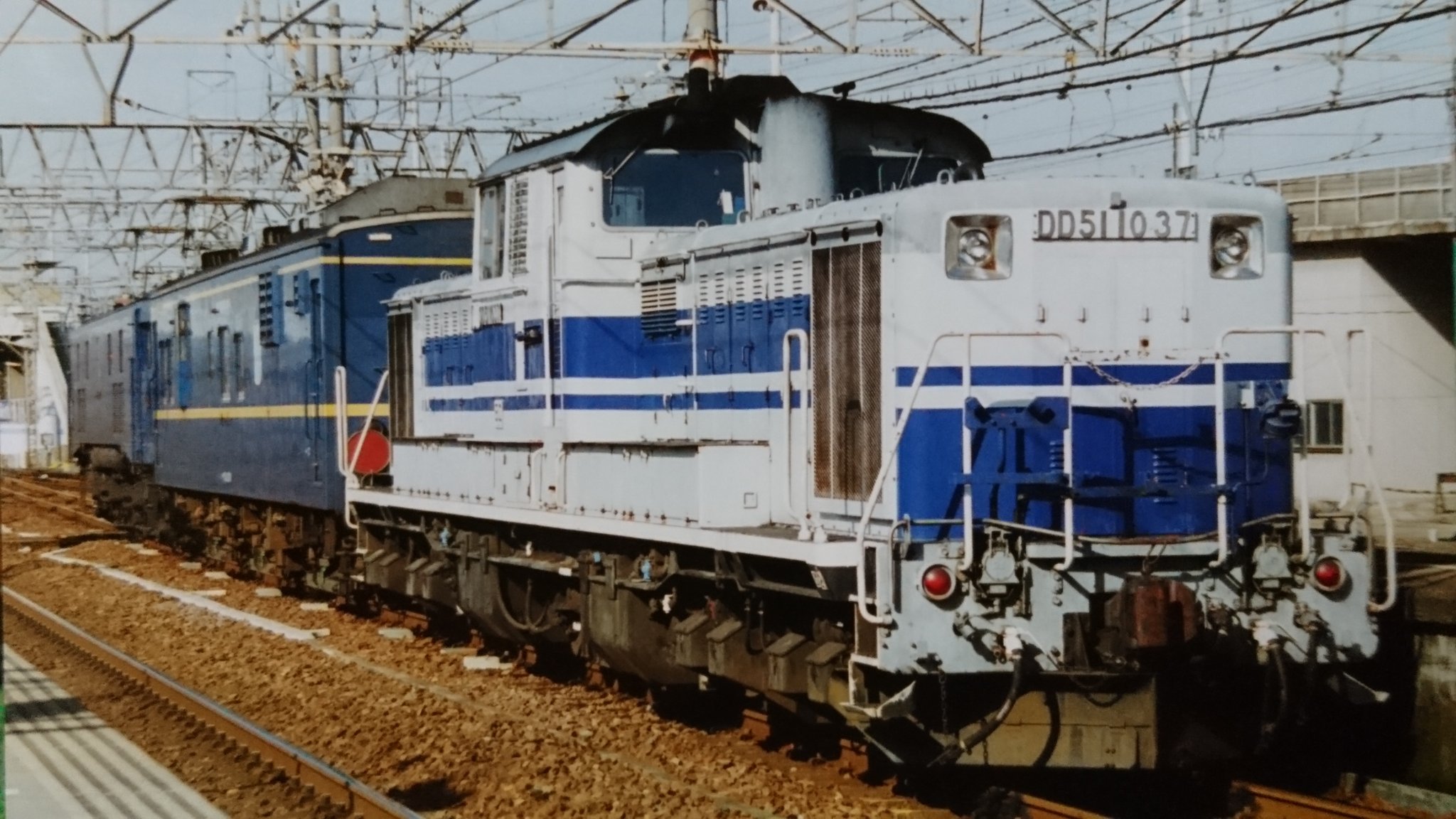 上野東京ライン 高槻行き on Twitter: "～懐かしい写真～ ユーロ専用機 ⚪DD51 1037(青プレ)＋やすらぎ ⚪DD51 1037(白プレ)＋マヤ34＋EF58 157 ⚪ ...