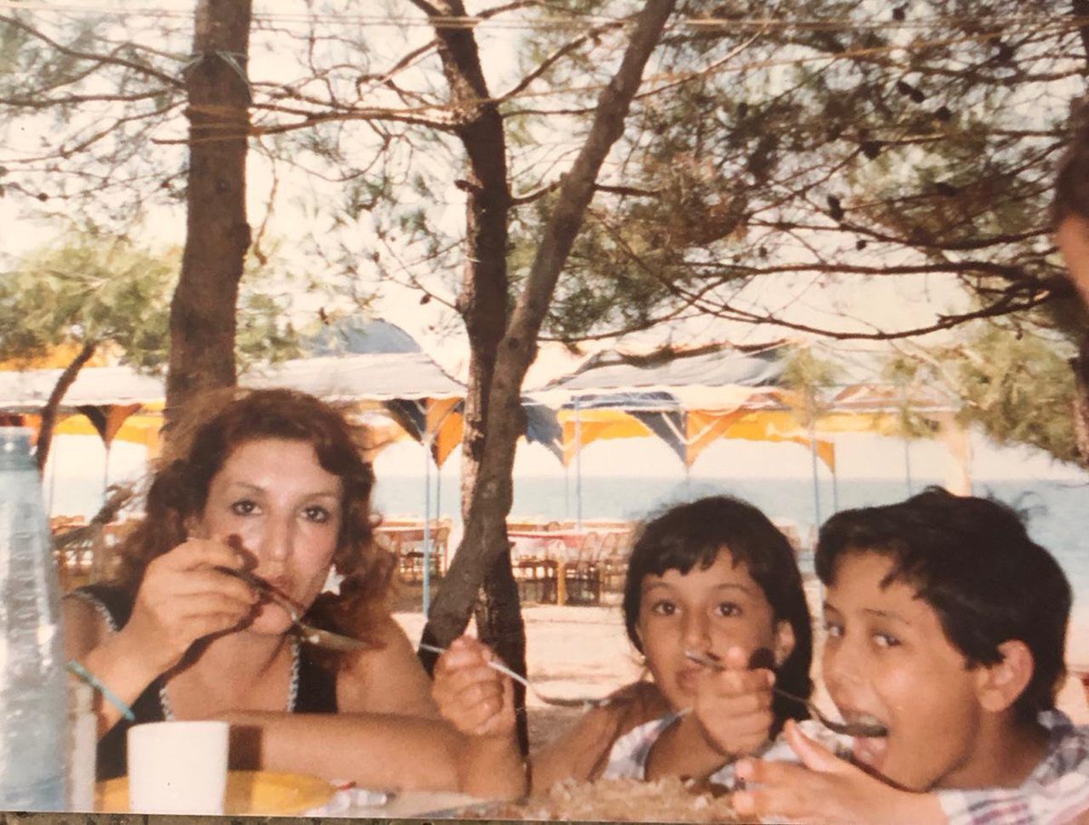 Karess Bashar on Twitter: "أنا اللي بالنص 😂😂 #حط_صورتك_انت_وصغير #كاريس_بشار #KaressBashar…