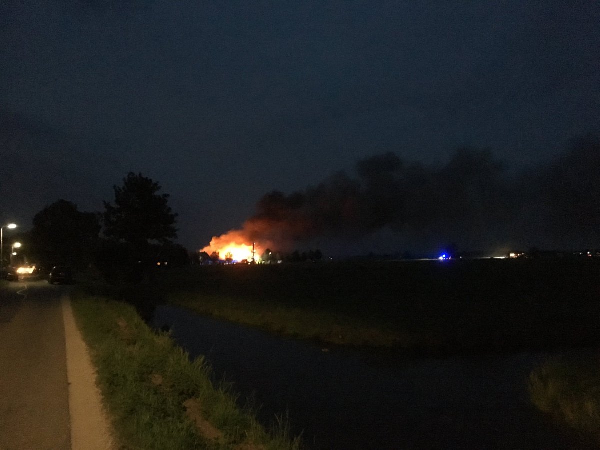 Brand legt kledingwinkel in Brandwijk in de as - Rijnmond