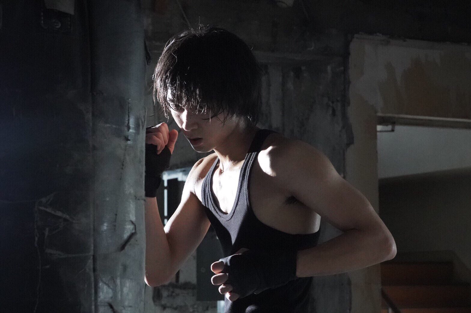 三浦春馬主演『TWO WEEKS』公式 on Twitter: "#TWOWEEKS 第5話放送中 ️ 鬼気迫る表情の灰谷（#磯村勇斗）🥊 全ては結城（#三浦春馬）を仕留めるため☠️ でも ...