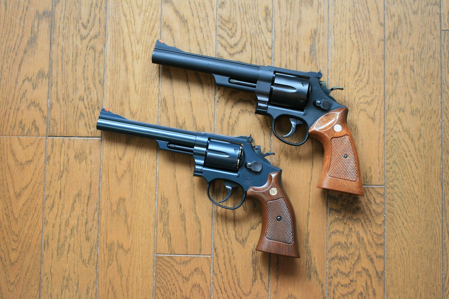 戦竜 on Twitter: "上がタナカワークス製のS&W M29 6.5インチ 下がマルイ製のS&W M19 コンバット・マグナム 6インチ M29の方が一回り大きいです。 実銃ではM19 ...