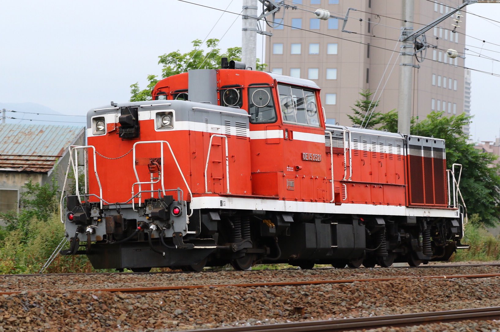 201レ on Twitter: "DE15-2521 単機回送 白石-苗穂 6:16通過…