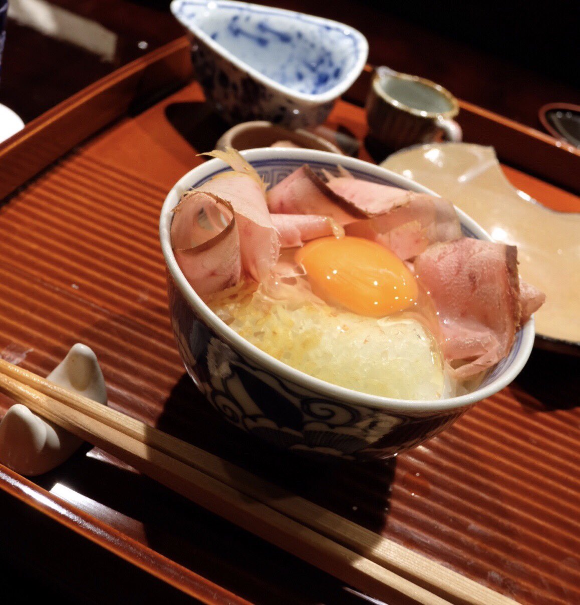 Hiroaki Bessho on Twitter: "先日の喰善あべの締めのご飯。おくどさんで炊きたて、まだ芯が残っている状態の”にえばな“と、おこげご飯に半ナマの鰹節と生卵で卵かけご飯