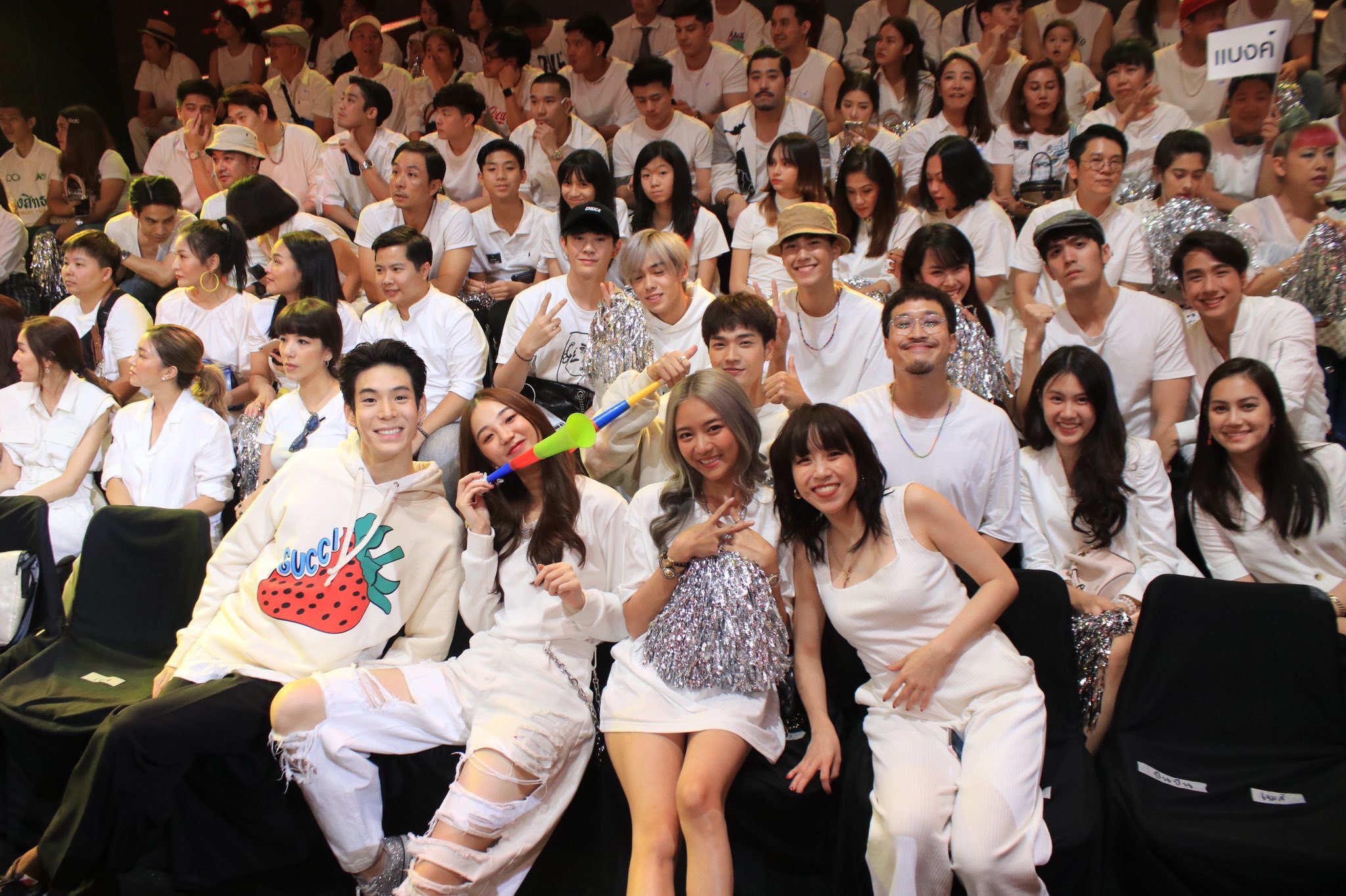 bam_tk on Twitter: "#10Fight10 ชอบในคความสามัคคีของค่ายนี้อะ5555ยกมาทั้งตึกเลย…