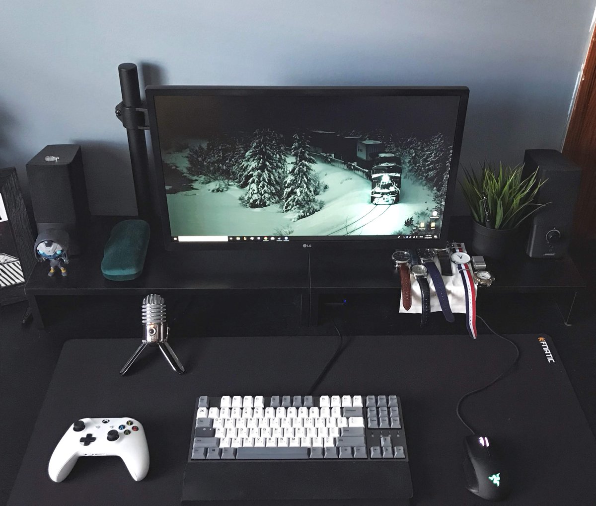Black Desk Gaming Pc Setup / The adorable star wars bobblehead is ... Black Desk Gaming Pc Setup / The adorable star wars bobblehead is ...