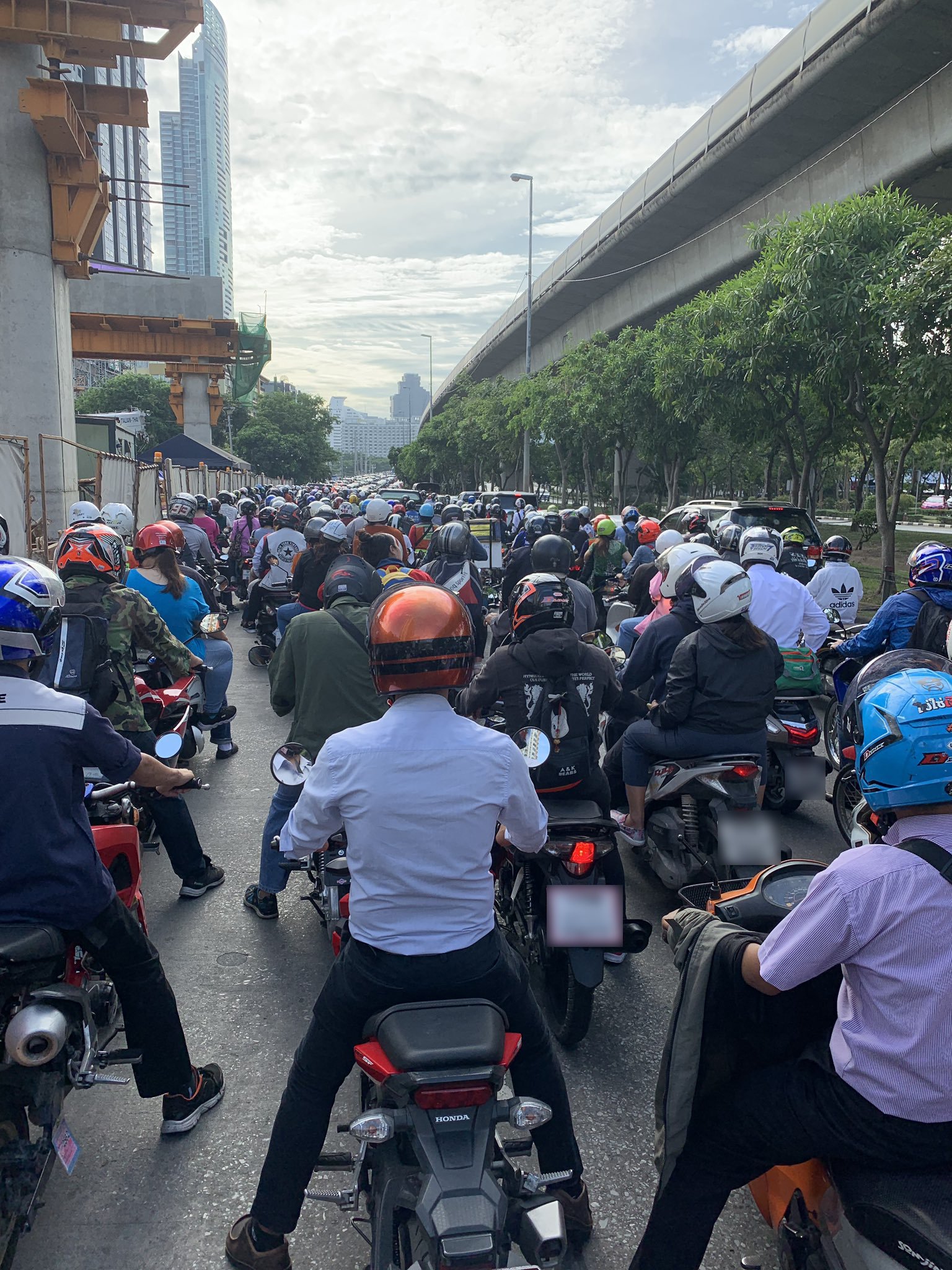 JS100 on Twitter: "RT@fah_sky2538 : ตอนนี้สะพานตากสิน ขาเข้า รถติดหนักมากค่ะ รถใหญ่หยุด ...