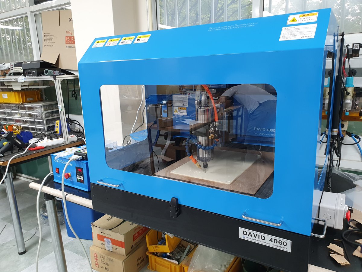 DAVID on Twitter: "소형CNC납품후기-4060모델은 800W의 고주파스핀들을 탑재하고 있습니다. 24,000RPM입니다 옵션으로 진공베드와 에어미스트가 ...
