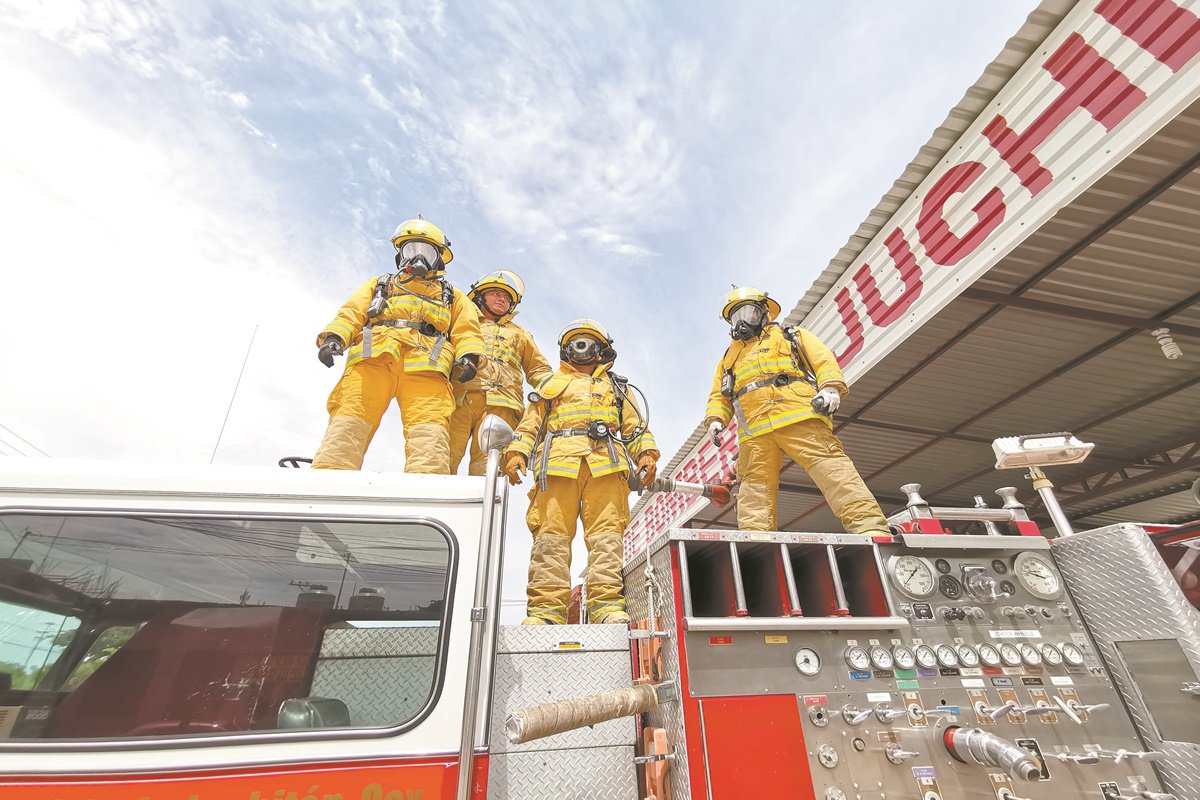 Bomberos mexicanos, héroes que salvan vidas a pesar de los bajos ...