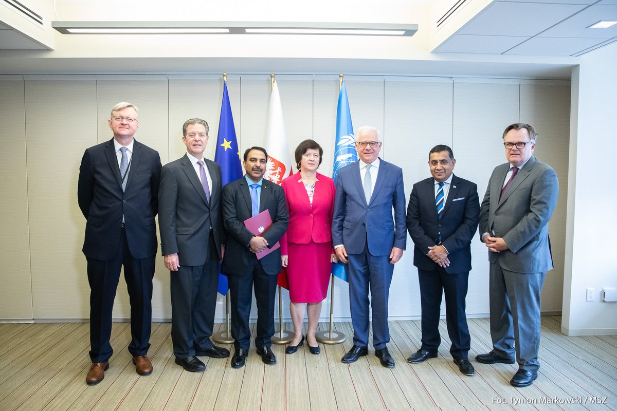 PLinUN I am very honoured to award the prize to a person who is ...