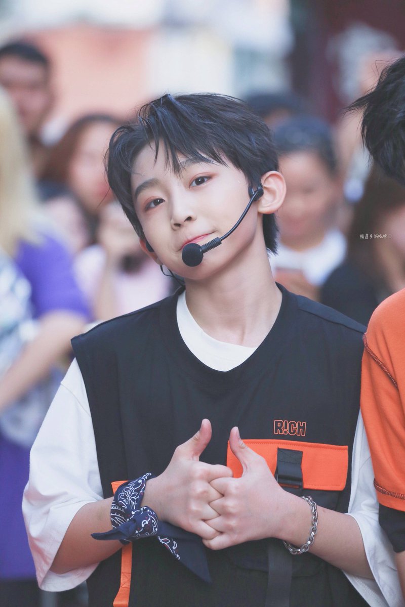 BOY STORY on Twitter: "190824 BOY STORY TOO BUSY Busking @ Shenyang (1/3) Zeyu🐠 Cr. 榴莲多好吃呀…