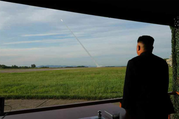 Jsf On Twitter 45度くらいのいい感じで打ち上がっていく北朝鮮の大型ロケット弾。低空を滑空しながら長い間飛ぶような能力は備わっていない。