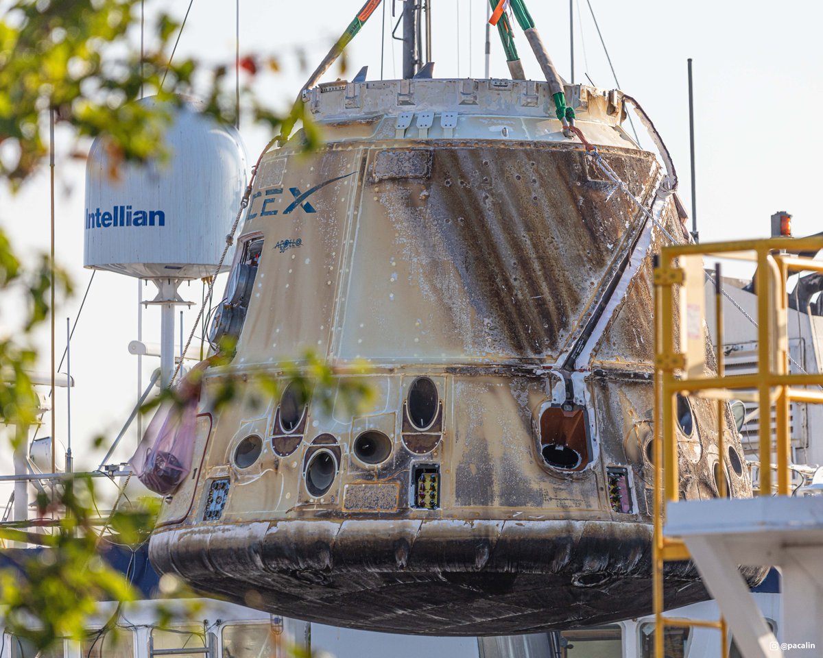 Closeup of the Starship tiles on Dragon after reentry (photo by Pauline ...