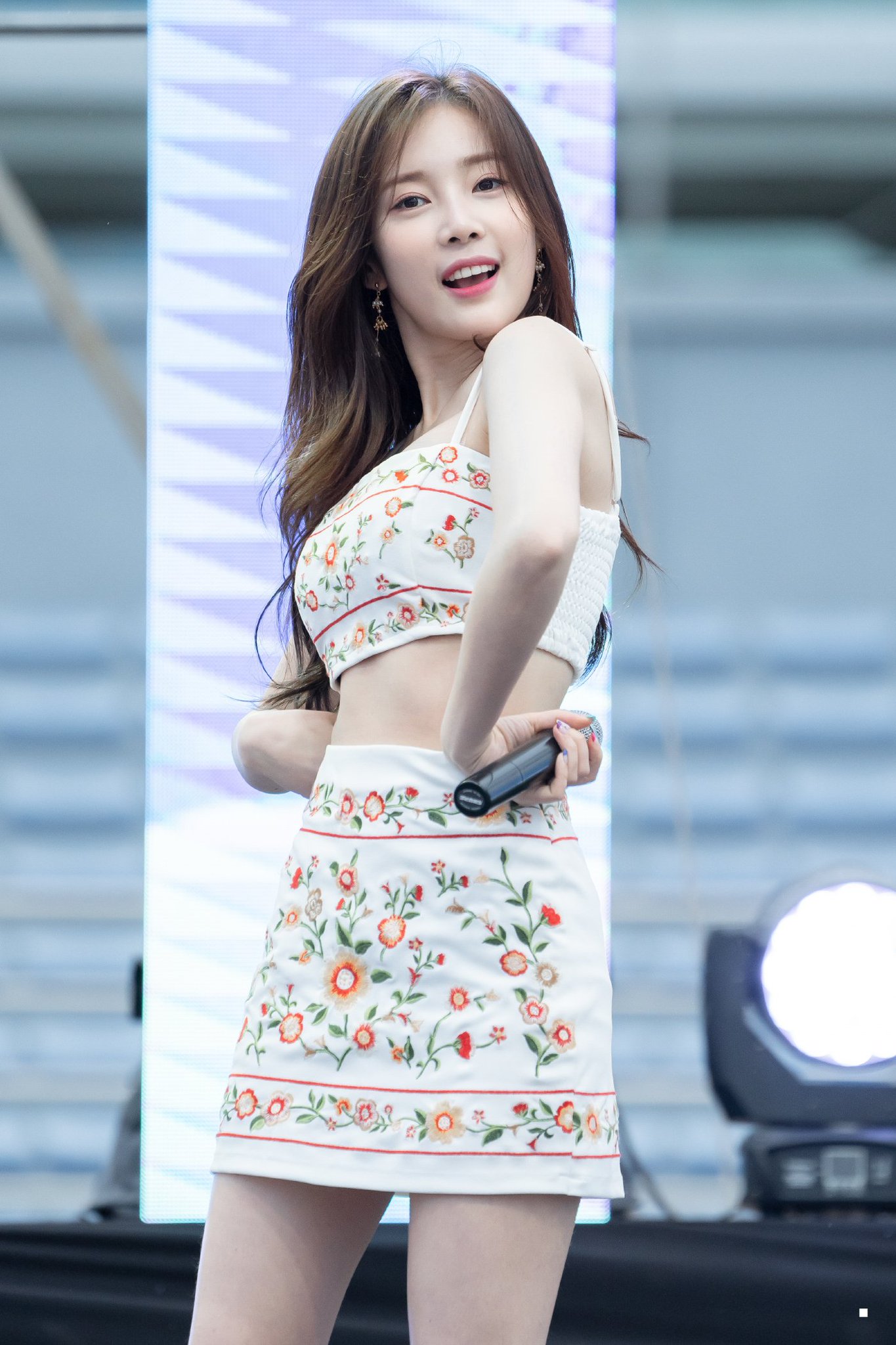 .light on Twitter: "190518 오산 #에이프릴 #APRIL #빛채경 #윤채경 #채경 #chaekyung https://t.co/32hUiKeRFA ...