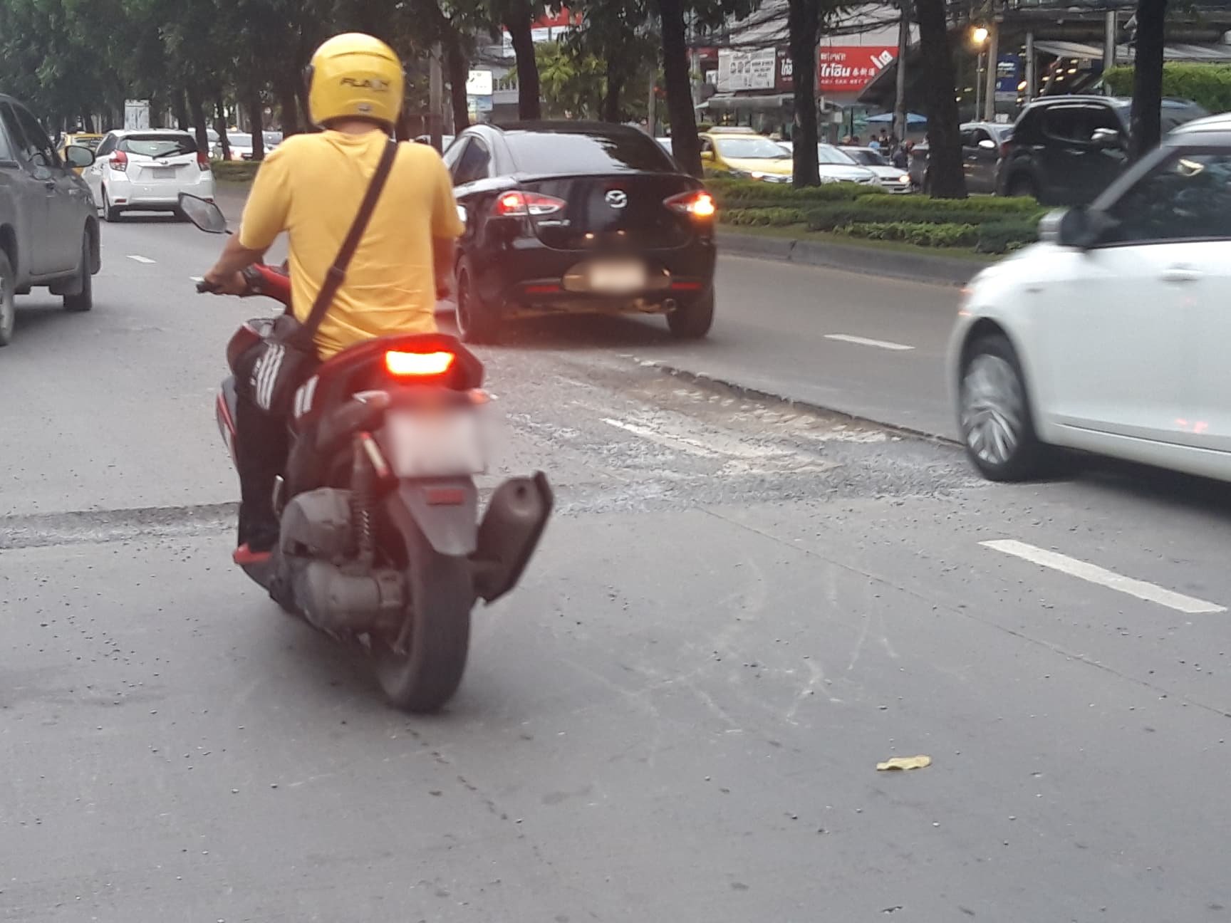 JS100 on Twitter: "ถ.รัชดาฯ ขาเข้า จากแยกเทียมร่วมมิตรมุ่งหน้าแยกพระราม 9 ขุดหลุมแล้วกลบไม่หมด ...