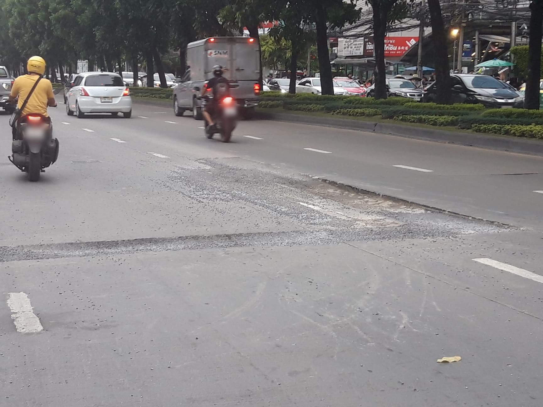 JS100 on Twitter: "ถ.รัชดาฯ ขาเข้า จากแยกเทียมร่วมมิตรมุ่งหน้าแยกพระราม 9 ขุดหลุมแล้วกลบไม่หมด ...