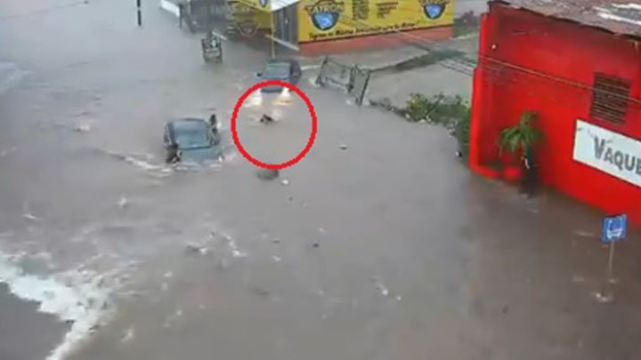 VIDEO: Una alcantarilla se traga a una mujer durante una inundación ...