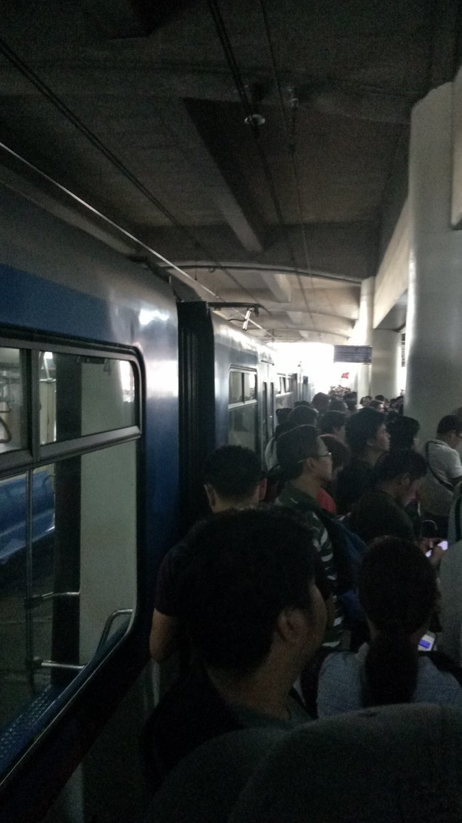 Gma-Kamuning Photos : MRT unloaded passengers GMA Kamuning station ...